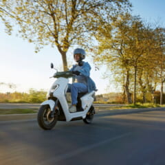 [写真] 23YM HONDA EM1 e: │ 30万円切りでさらに補助金10万円超ってマジ?! ホンダの電動原付バイク「EM1 e:」欧州初のEV投入、日本でも間もなく発表か│WEBヤング ...