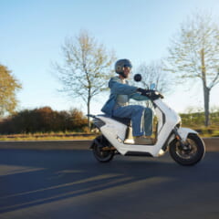 [写真] 23YM HONDA EM1 e: │ 30万円切りでさらに補助金10万円超ってマジ?! ホンダの電動原付バイク「EM1 e:」欧州初のEV投入、日本でも間もなく発表か│WEBヤング ...