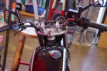 DEUS EX MACHINA SR400 FINAL EDITION カスタム“Last Tilt”│WEBヤングマシン｜新車バイクニュース