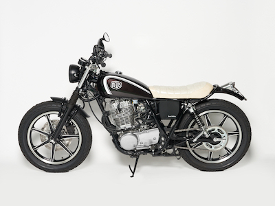 DEUS EX MACHINA SR400 FINAL EDITION カスタム“Last Tilt”│WEBヤングマシン｜新車バイクニュース